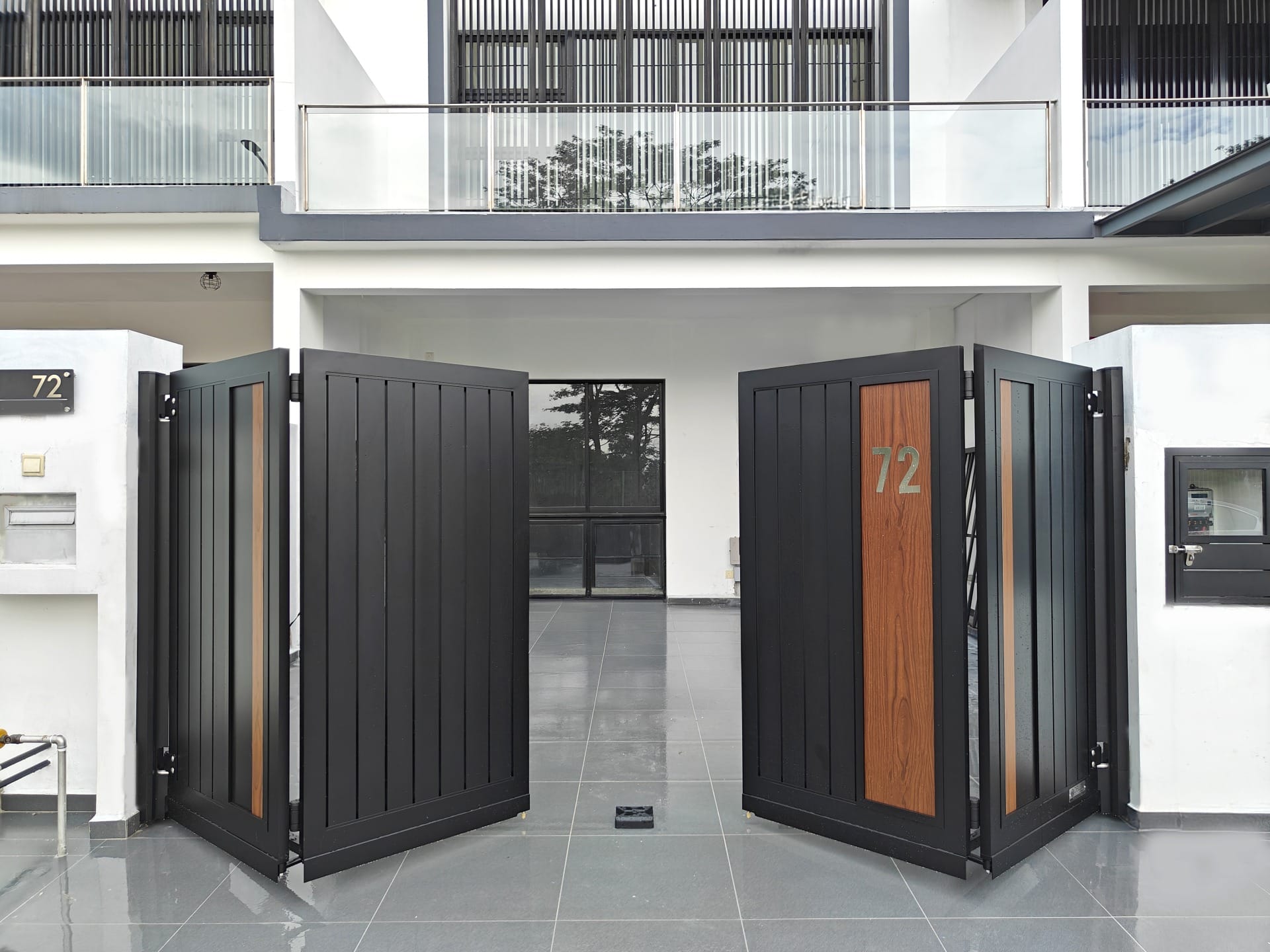 Best Trackless Folding Autogate System in Malaysia - DELUX Unigate
