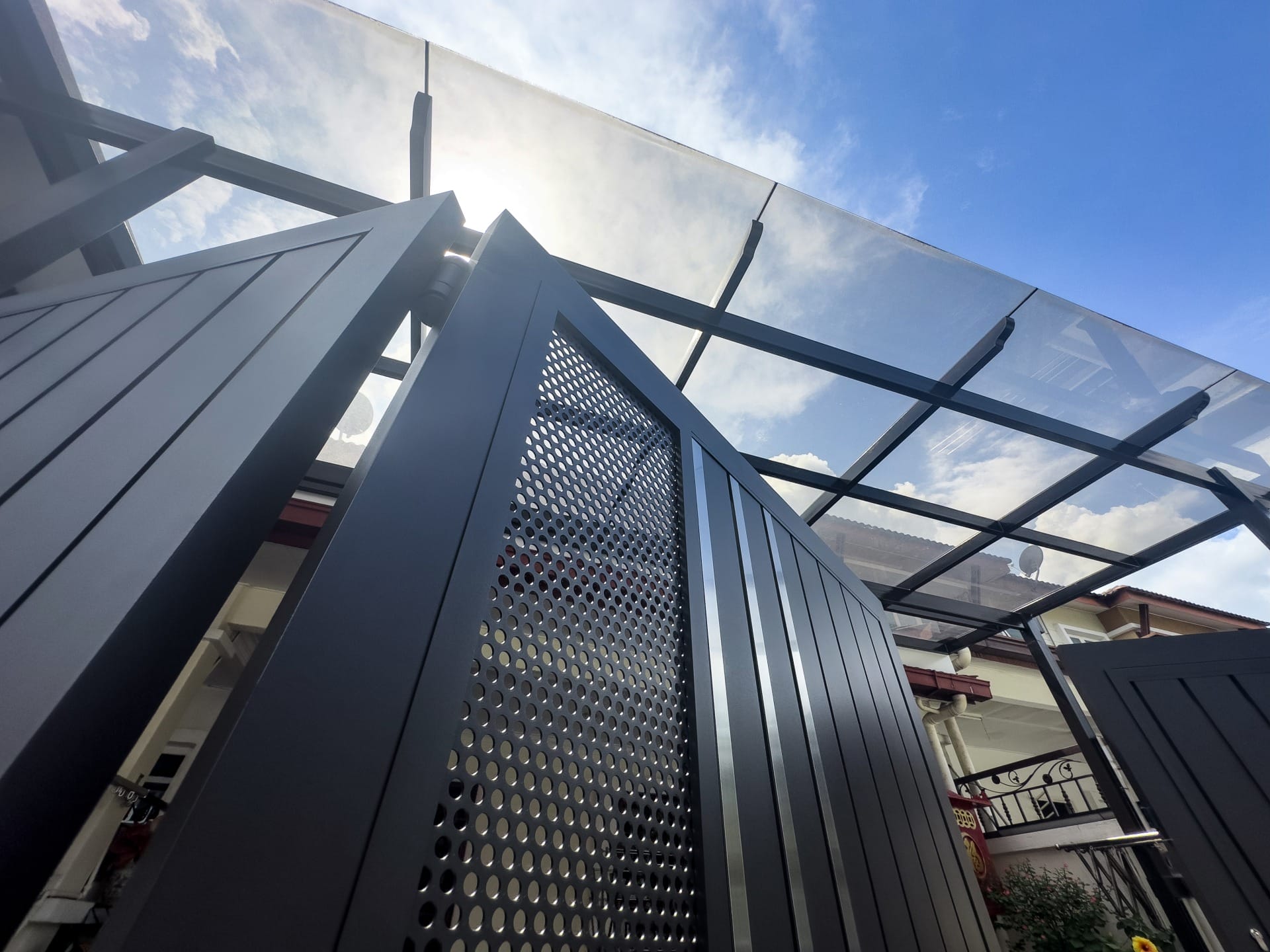 Best Trackless Folding Autogate System in Malaysia - DELUX Unigate