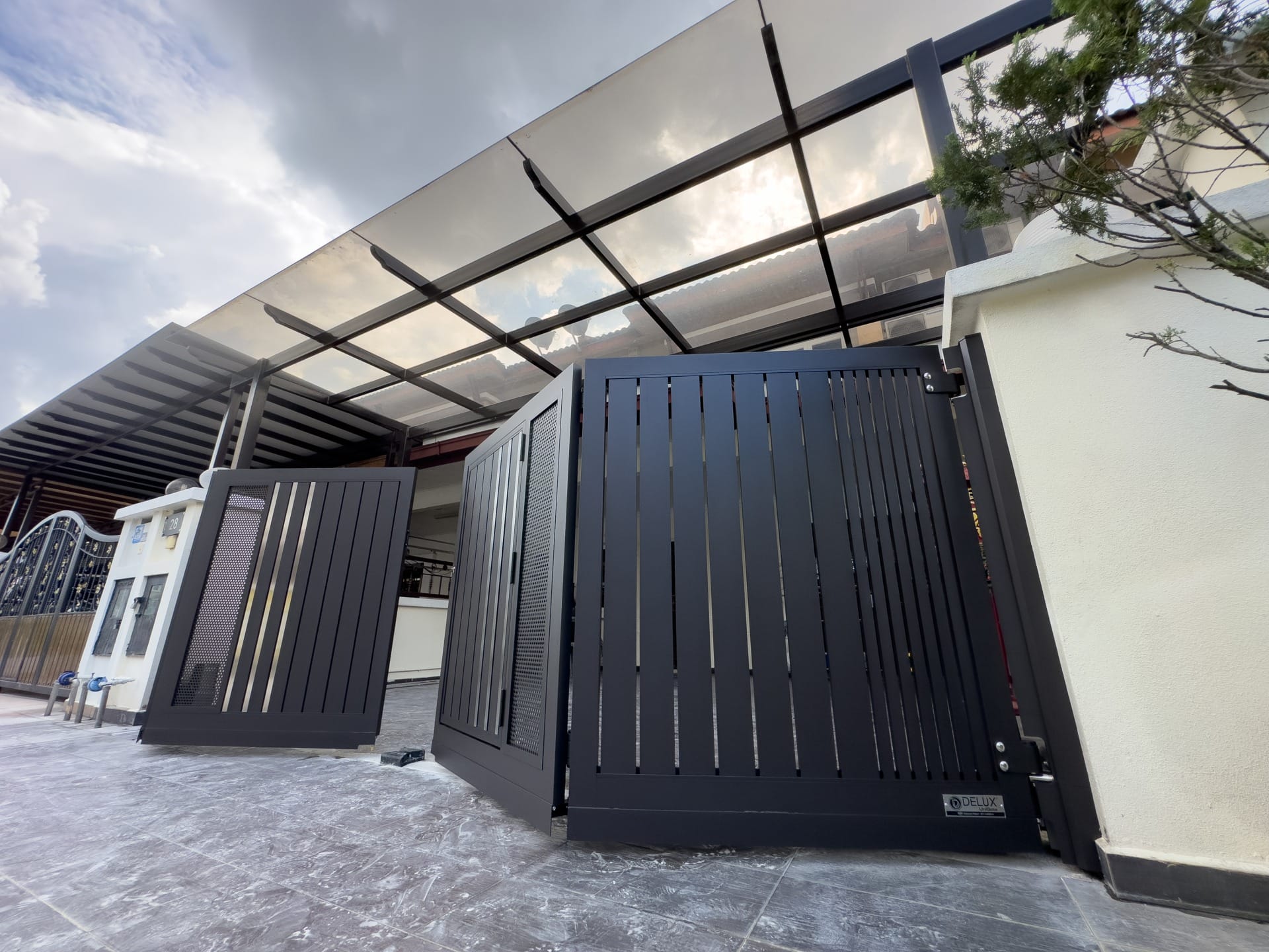 Best Trackless Folding Autogate System in Malaysia - DELUX Unigate