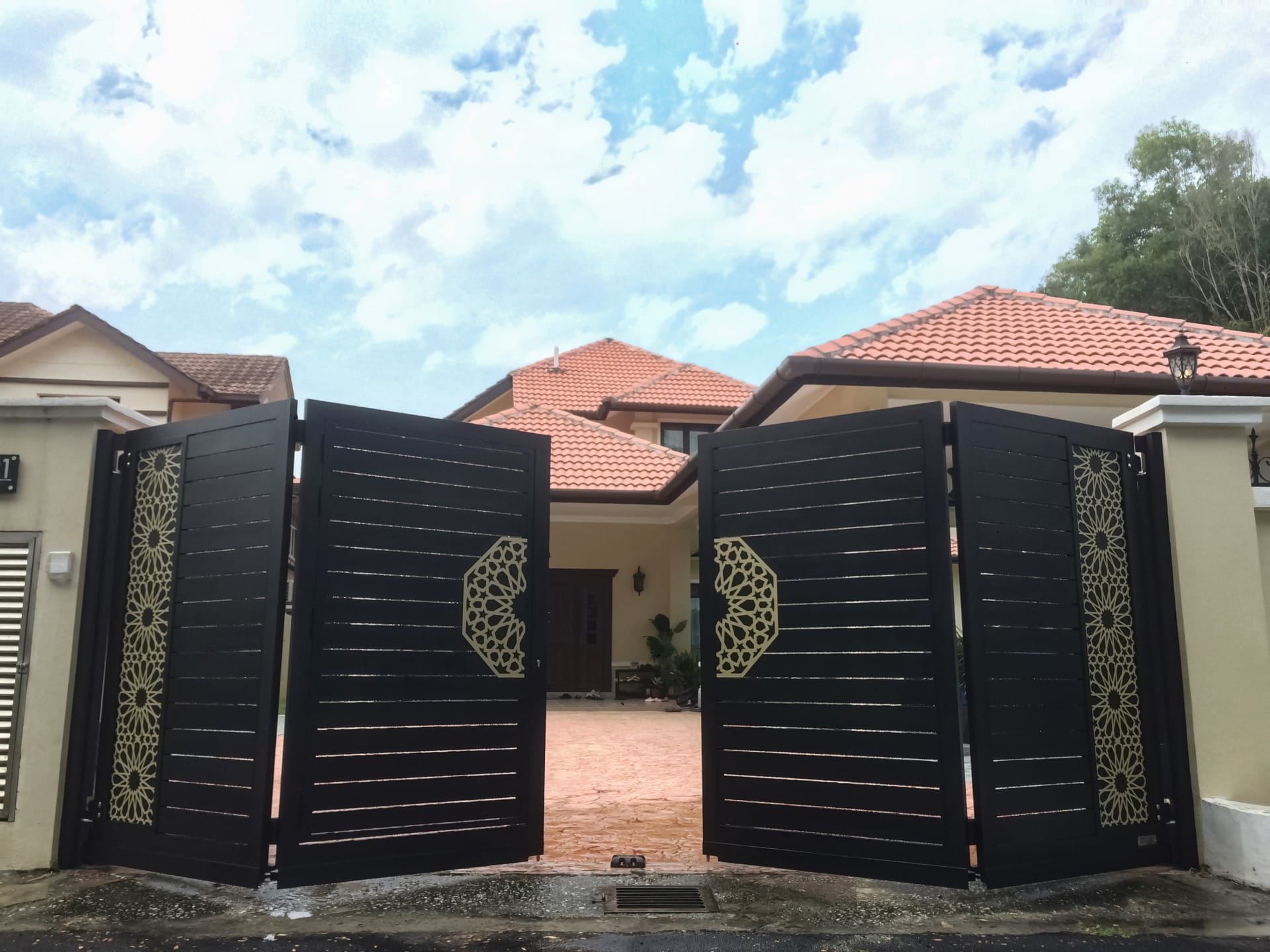 Best Trackless Folding Autogate System in Malaysia - DELUX Unigate