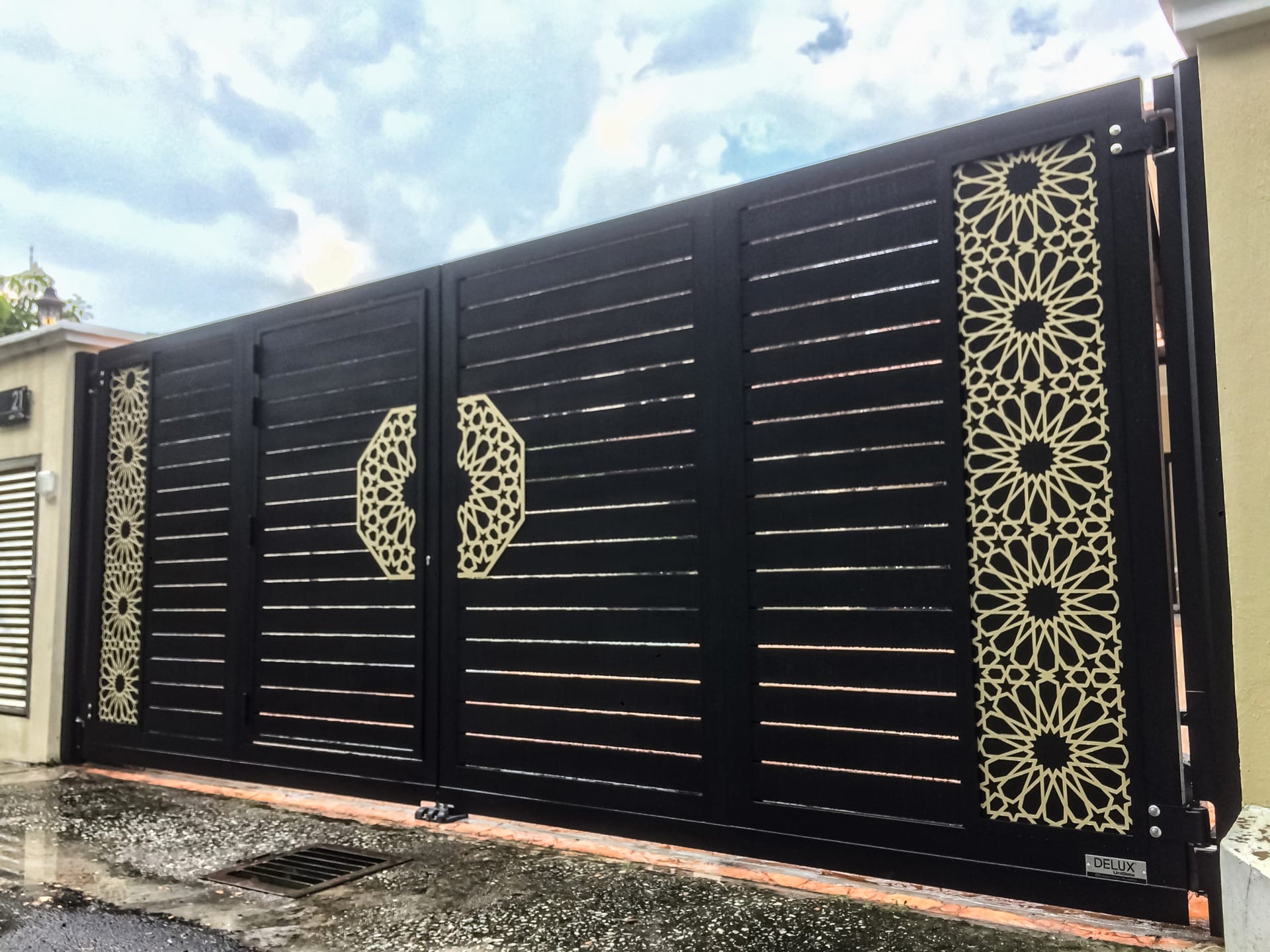 Best Trackless Folding Autogate System in Malaysia - DELUX Unigate