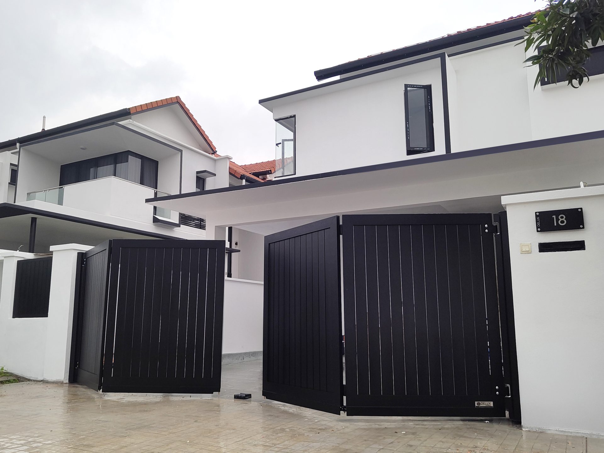 Best Trackless Folding Autogate System in Malaysia - DELUX Unigate