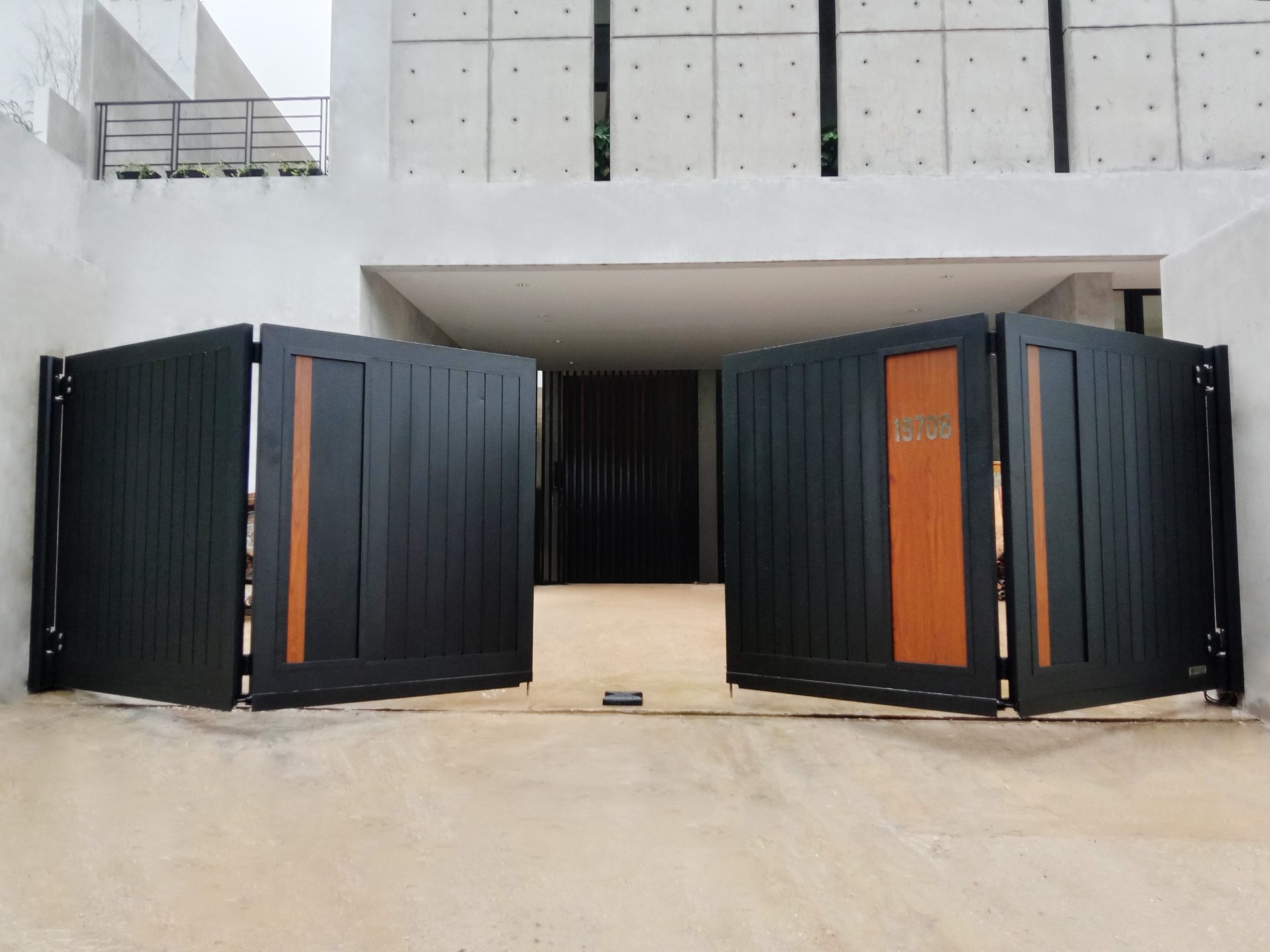 Best Trackless Folding Autogate System in Malaysia - DELUX Unigate