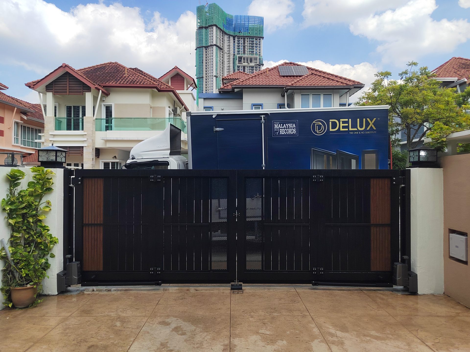 Best Trackless Folding Autogate System in Malaysia - DELUX Unigate